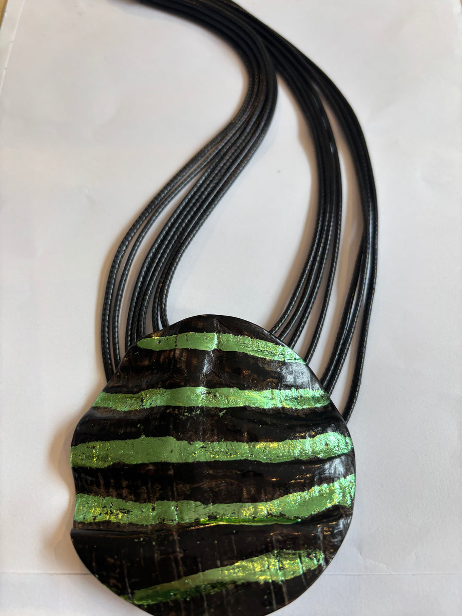 Green & Black Disc Necklace – Silk Sisters (Otley)